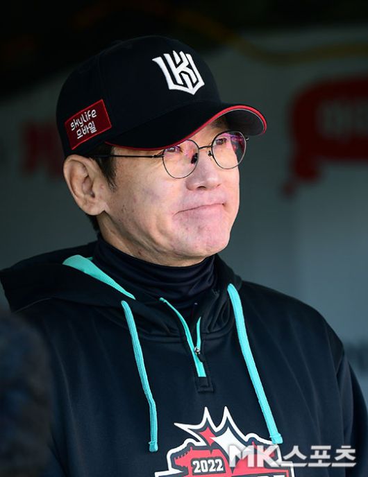 벼랑 끝에 몰린 kt, 이강철 감독은 3회 만루 기회가 아쉽다 [준PO3] : ZUM 뉴스