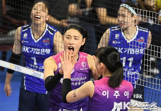김연경 ‘IBK 추격 물리치며 포효’ [MK포토] : ZUM 뉴스