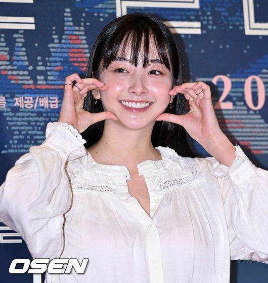 [사진]권아름,'깜찍한 얼굴하트' : ZUM 뉴스