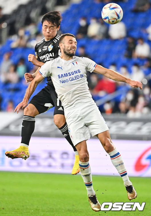 [사진] 공중볼 다투는 엄원상과 사리치 : ZUM 뉴스