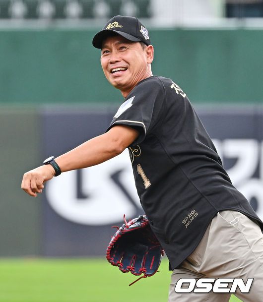 [사진] KBO 40주년 레전드 전준호 코치 미소 가득 시구 : ZUM 뉴스