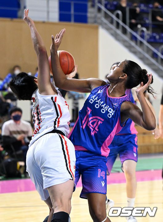 [사진]진안-키아나 스미스,'양보없는 대결' : ZUM 뉴스