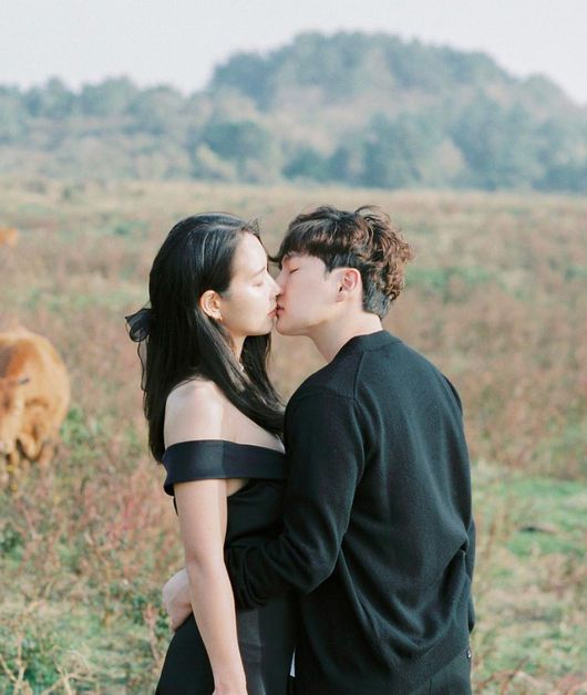 '나는 솔로', 잡음 속에서도 더 빛나는 사랑…4기 영숙♥정식 신행 스냅 공개! : ZUM 뉴스