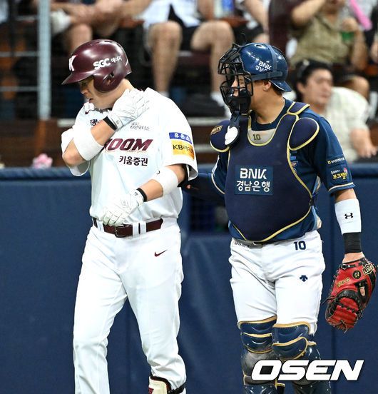 [사진]몸에 맞는 볼 이원석 위로하는 박세혁 : ZUM 뉴스