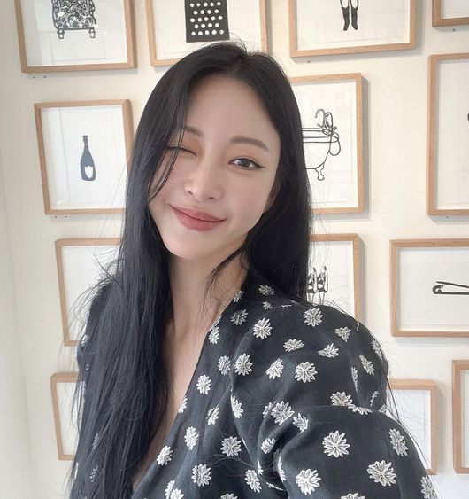 한예슬, 더 어리고 상큼하게···깜찍 윙크, '♥10살 연하' 녹이겠어 : ZUM 뉴스