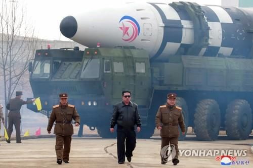 북한, ICBM 개발 공로자들 승진…장창하·김정식 대장 : ZUM 뉴스
