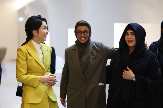 두바이 공주 만난 김건희 여사…UAE서 단독 일정만 4건 : ZUM 뉴스