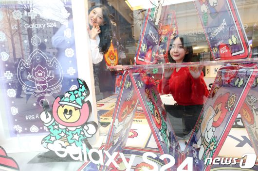 KT 홍대 애드샵플러스에 마련된 갤럭시S24 체험존 : ZUM 뉴스