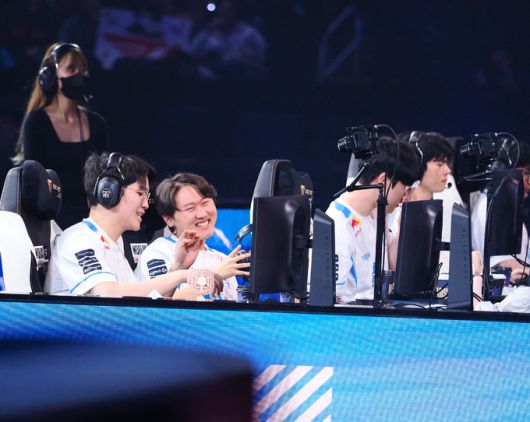‘롤드컵 Drx 우승… T1 상대로 5세트 혈투 끝에 파란 일으켜 Zum 뉴스