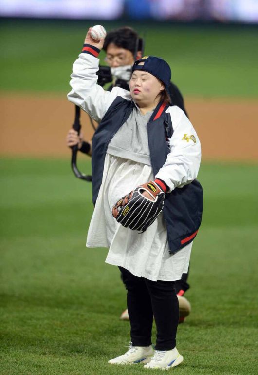 [SW포토]KS 6차전 시구하는 배우 정은혜 : ZUM 뉴스