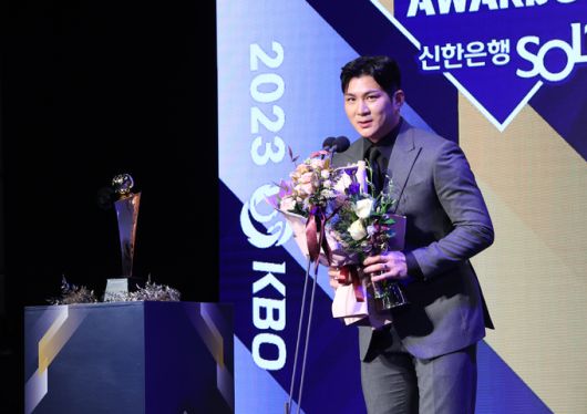 "오지배라 인정받고 싶었어요"…LG 오지환·KIA 박찬호, KBO 유격수 부문 수비상 수상 : ZUM 뉴스