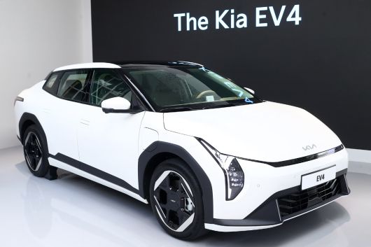 [포토] 기아, 준중형 전기 세단 '더 기아 EV4' 공개 : ZUM 뉴스