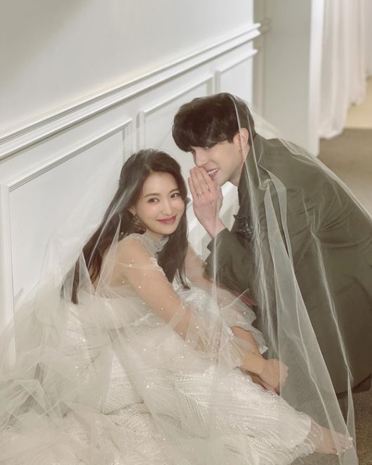 "소중한 반쪽"…'비정상회담' 로빈·LPG 김서연 5월 3일 '결혼' 발표 : ZUM 뉴스