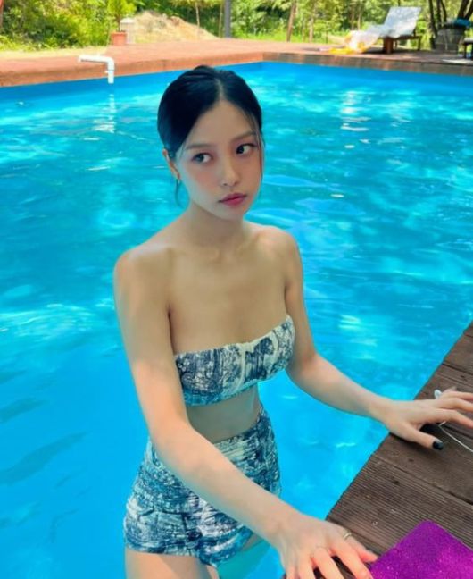 고민시, 43kg까지 감량했다더니…파격 비키니로 드러낸 탄탄 몸매 : ZUM 뉴스