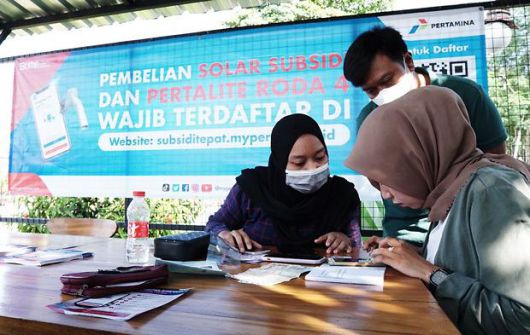 [NNA] 印尼 보조금 연료 구매희망자, 4일간 5만명 : ZUM 뉴스