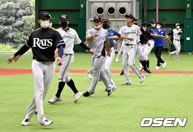 생생한 KBO 리그 현장 | [사진]웜업하는 2023 KBO 신인 드래프트 트라이아웃 참가자들 : ZUM 뉴스