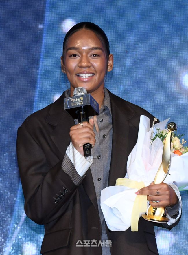 WKBL 여자 프로농구 | ‘무릎 부상-특별귀화 실패’ 키아나 스미스, 전격 은퇴 선언…“기대에 부응하지 못해 죄송” : ZUM 뉴스