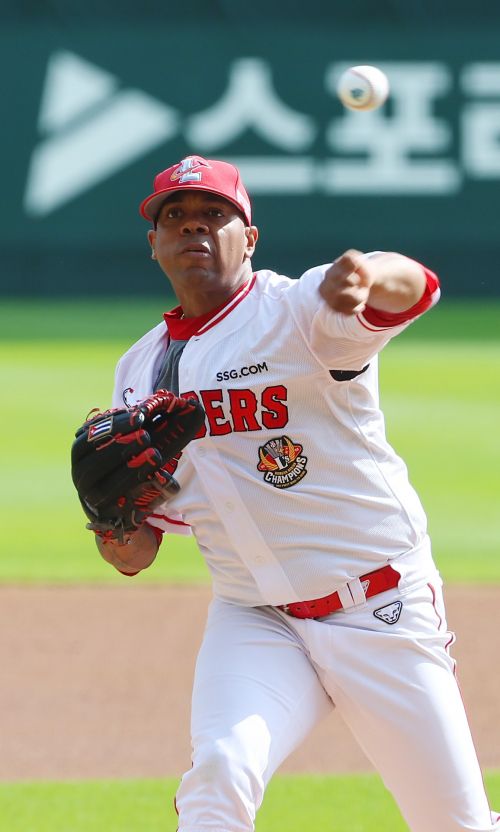 ‘공룡군단’ NC, 대타 김성욱 ‘투런포’ 앞세워 준PO 1차전 승리…빛바랜 SSG 엘리아스의 불꽃투 : zum 뉴스