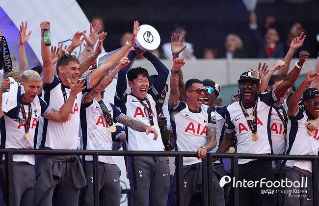 이번에는 폭죽 타이밍도 완벽!...'캡틴' 손흥민, UEL 우승 퍼레이드서 멋진 트로피 세레머니 : zum 뉴스