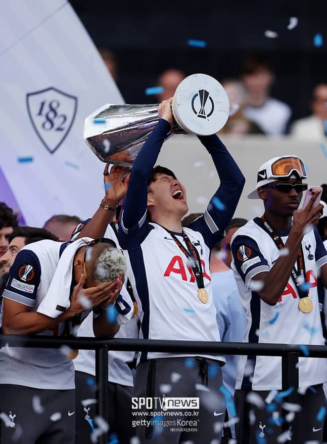 '美연봉킹 보장' 손흥민 대한민국 GOAT 맞다…"메시처럼 164억 받을 수 있어" LAFC 초대형 러브콜 "선수만 결심하면 돼" : zum 뉴스