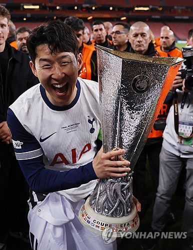 손흥민, 2400억 돈방석 초대형 사우디 이적?…ESPN "엄청난 제안 예상, 어려운 결정 내려야" : zum 뉴스