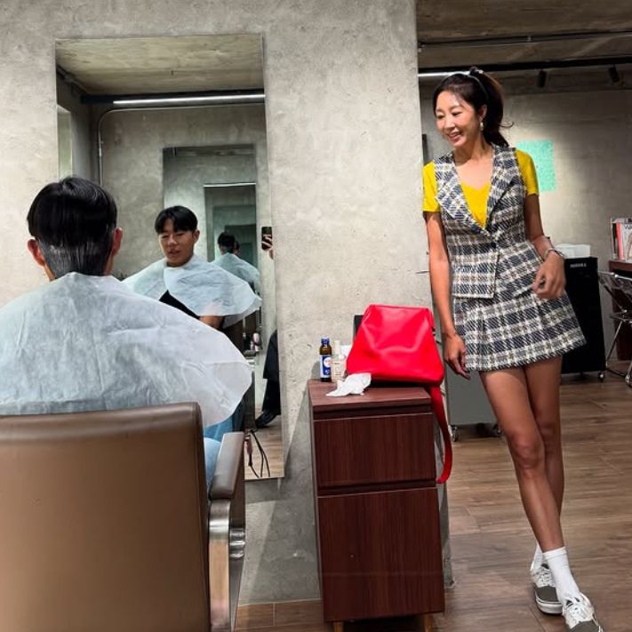 '윤종신♥' 전미라, 미니스커트로 뽐낸 175cm 기럭지…47세 안 믿기네 : zum 뉴스