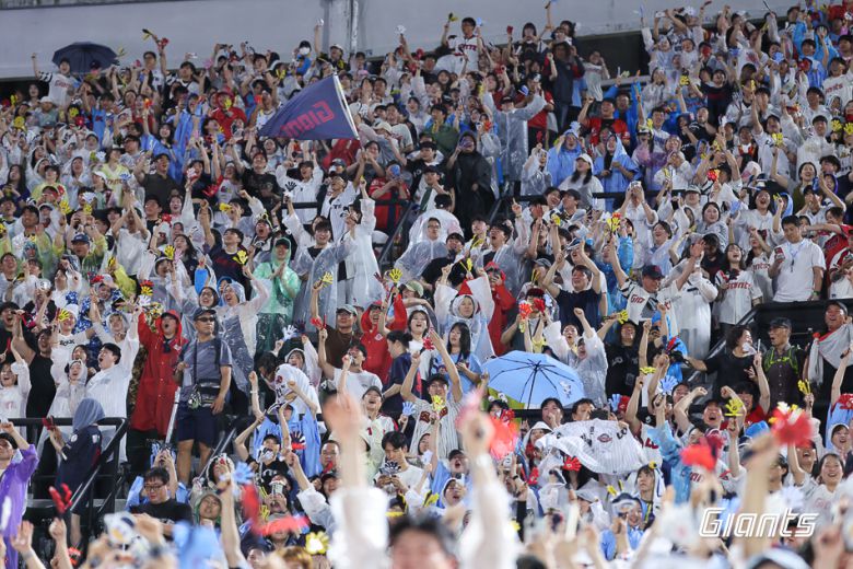 '아쉽다' 롯데, KBO 44년사 최초 대기록 도전 끝내 무산됐다…홈 23G 연속 매진, 비 때문에 실패 [부산 현장] : zum 뉴스