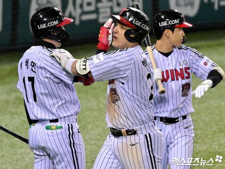 '2G 21득점' 불붙은 타선 왜 바꿔? LG, 3차전 라인업도 똑같다…'담증세' 치리노스는 미출전 명단 포함 [KS3] : zum 뉴스