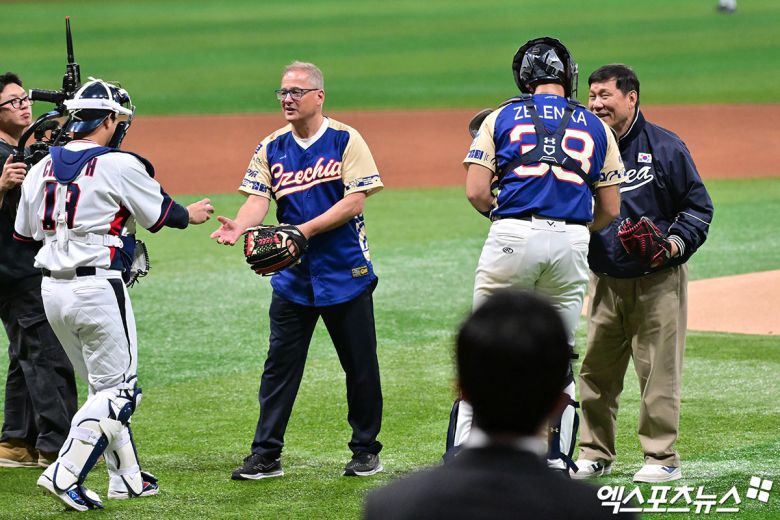 시구하는 얀차렉 주한체코대사와 허구연 KBO총재[포토] : zum 뉴스