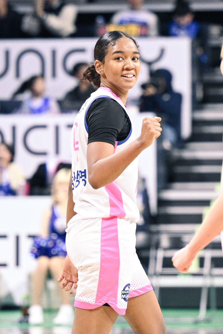 [WKBL] 무릎 부상에 태극마크 좌절까지…삼성생명 스미스, 코트 떠난다 : zum 뉴스