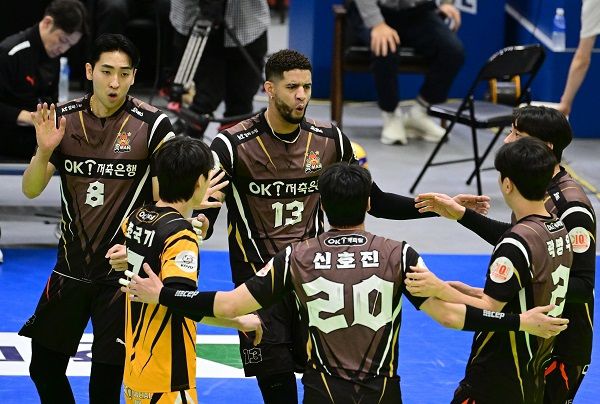 6연패 뒤 3연승 OK다운 배구는 4R부터…‘레오 39득점’ OK금융그룹, 한국전력 꺾고 4위 등극 [MK수원] : zum 뉴스