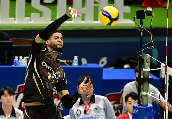 6연패 뒤 3연승 OK다운 배구는 4R부터…‘레오 39득점’ OK금융그룹, 한국전력 꺾고 4위 등극 [MK수원] : zum 뉴스