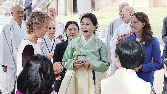 "행복과 행운 상징"…불국사 간 김 여사, 정상 부인들에 건넨 선물 [경주 APEC] : zum 뉴스