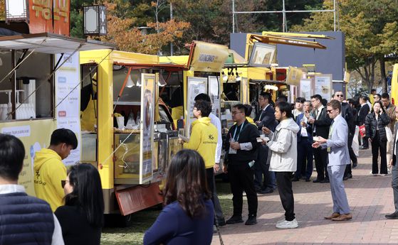APEC 숨은 주역 K뷰티…각국 영부인 홀린 '선물 꾸러미' 뜯어보니 : zum 뉴스