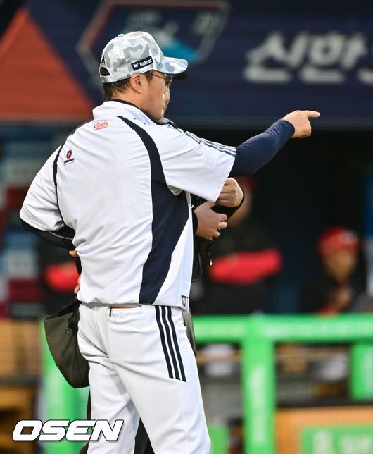 "체크스윙도 판독하자니까" 조성환 대행 첫승 놓칠 뻔한 오심…비디오판독 목소리 커진다 [박준형의 ZZOOM] : zum 뉴스