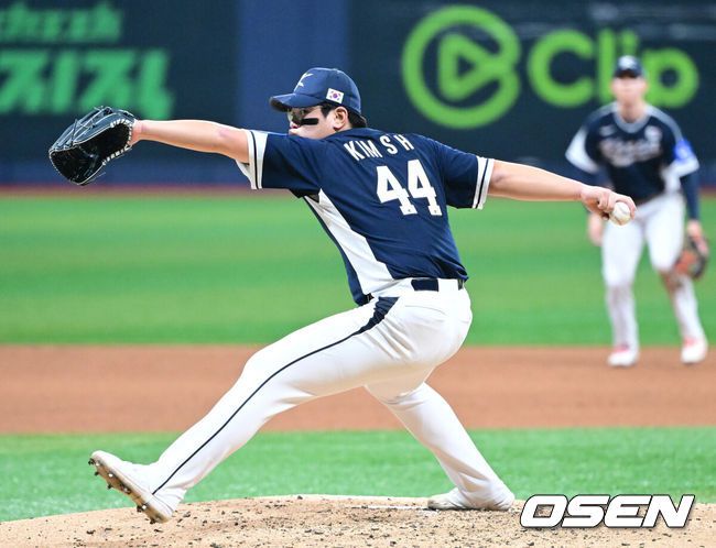 ‘156km 그러나 21구 모두 직구' 왜 김서현은 변화구를 하나도 던지지 않았나, '가을 악몽' 극복 못했다…⅔이닝 1실점 교체 : zum 뉴스