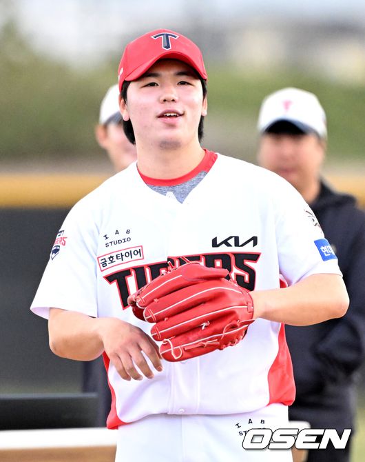 선발도 불펜도 OK, 마운드 키맨으로 지목...교통사고 딛고 더 강해진 23살 싸움닭, "내년 기대하셔도 됩니다" : zum 뉴스