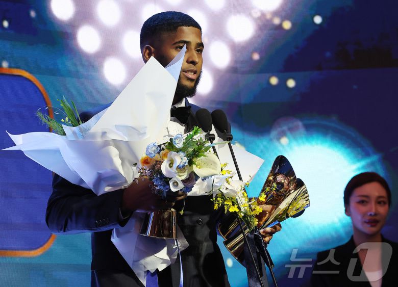 디아즈 제치고 MVP '폰세', 한국 상륙 1년 만에 KBO 리그 평정 : zum 뉴스