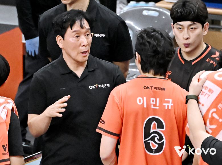 OK저축, 삼성화재 3-0 완파…신영철 감독 V리그 최초 300승 달성 : zum 뉴스