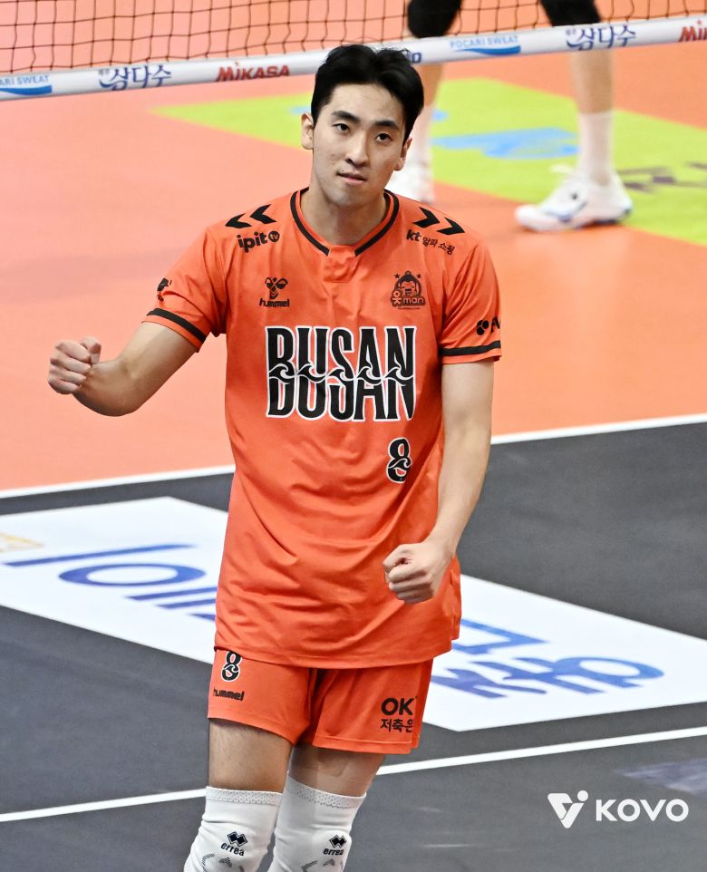 신영철 OK저축은행 감독 V리그 최초 300승…도로공사 10연승 질주(종합) : zum 뉴스