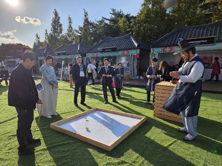 한수원, 경주 APEC서 외국인 맞이 봉사…"한국 문화 알렸다" : zum 뉴스