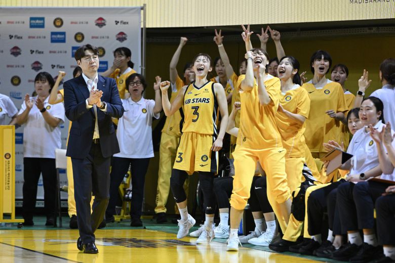 승장도 혀 내두른 시소게임… 김완수 KB 감독 “역시 BNK, 껄끄럽다” : zum 뉴스