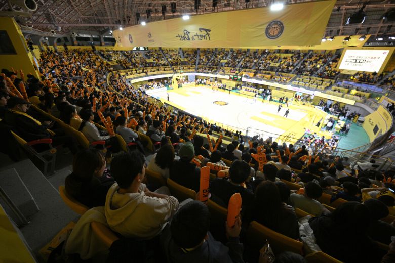 승장도 혀 내두른 시소게임… 김완수 KB 감독 “역시 BNK, 껄끄럽다” : zum 뉴스