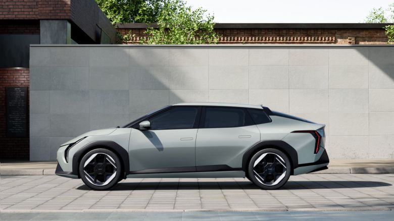 기아, 1회 충전에 533㎞ 주행 ‘EV4’ 공개…현대차그룹 EV 중 가장 길어 : zum 뉴스