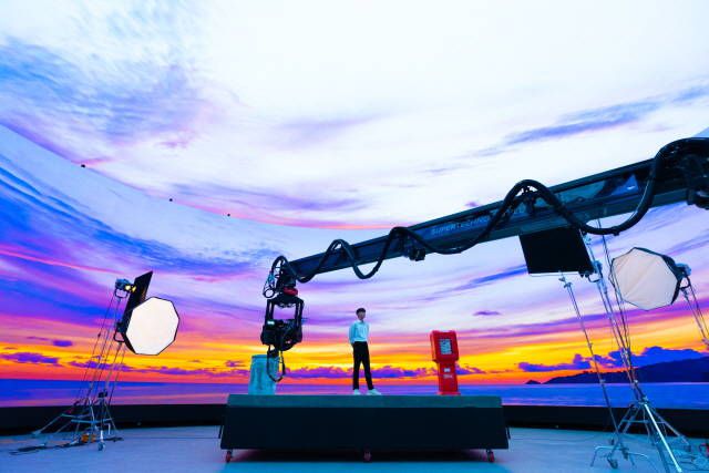 '2000억 들인' CJ ENM 스튜디오 센터 베일 벗었다…"K콘텐츠 전진기지" : zum 뉴스