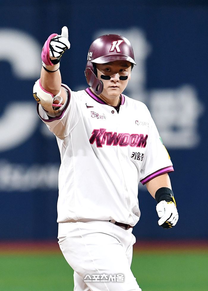 안경도 무용지물…‘72억 FA’ 안치홍, 키움서 ‘Again 최주환’ 실현할 수 있을까 [SS시선집중] : zum 뉴스